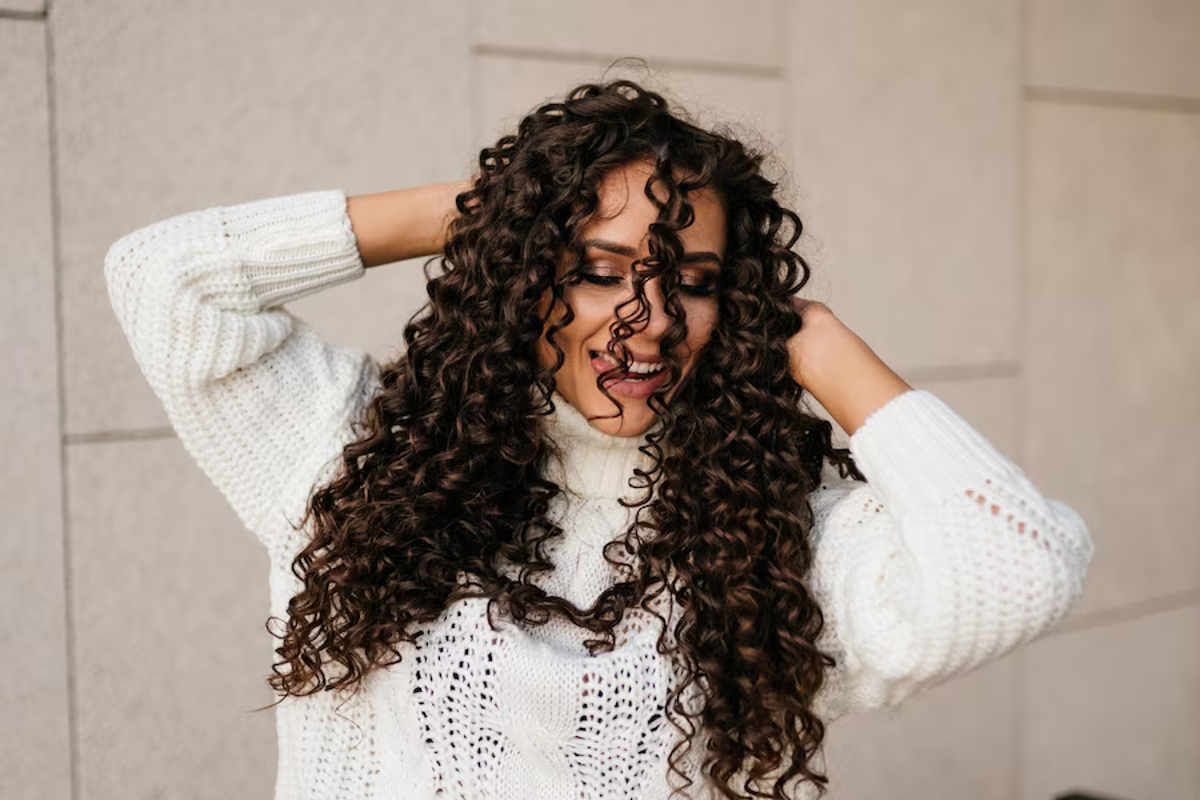 Comment onduler ses cheveux naturellement : astuces de grand-mère