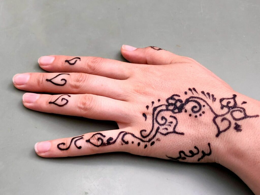 Modèle henné pour une main simple : motif de henné facile à réaliser ...